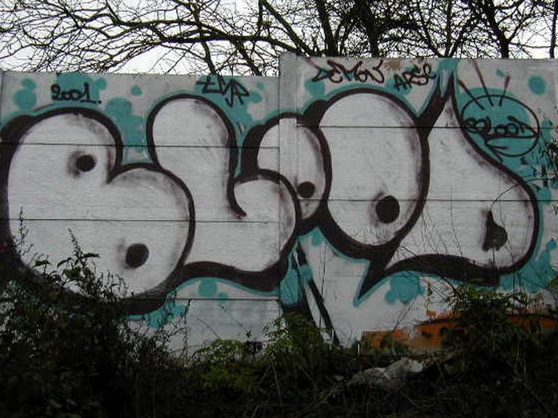 BLOOD graffiti photos